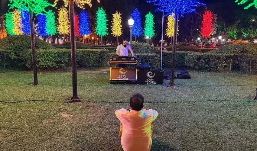 Geraldo Luís é o único da plateia no show do filho DJ João Sacramento e ...